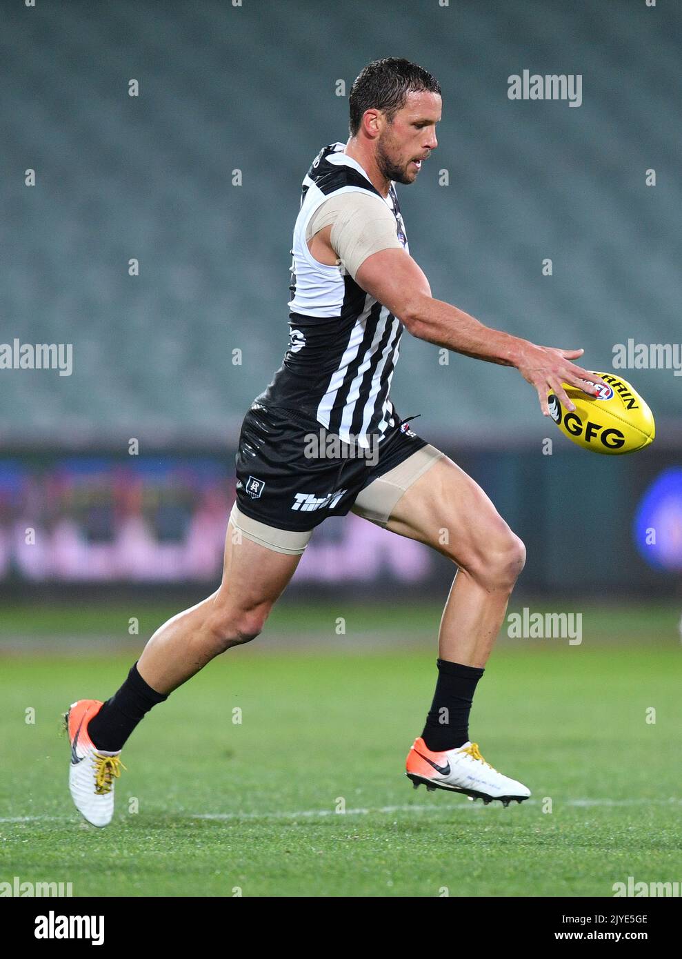 Travis Boak of the Power lance le ballon lors du match AFL de la série ...