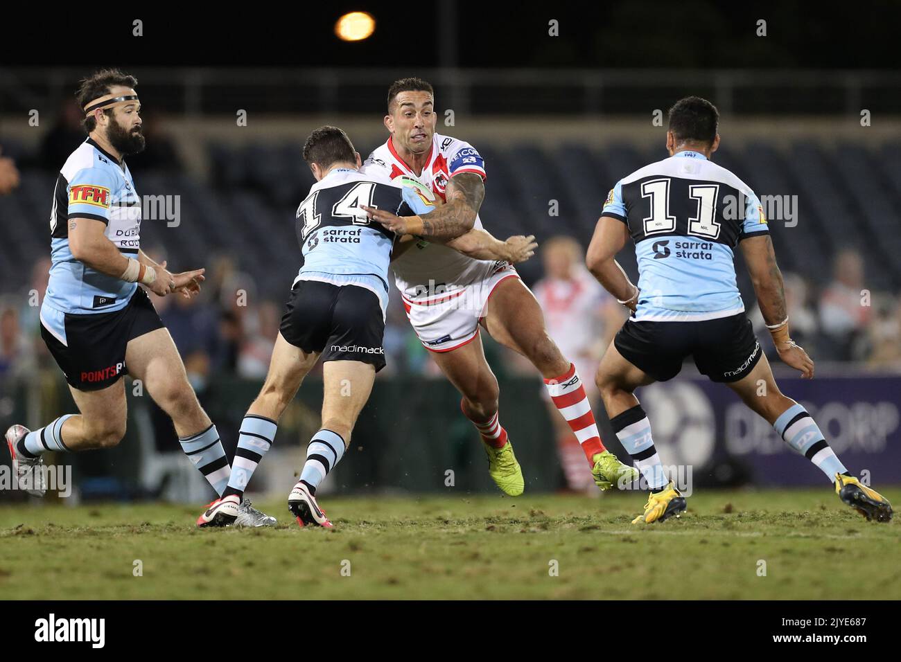 Paul Vaughan des Dragons affronté par Connor Tracey des requins lors du ...