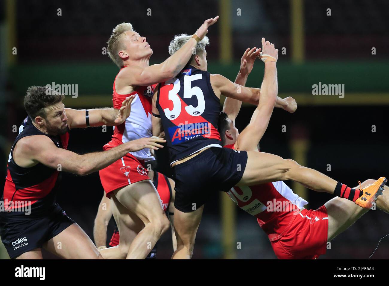 Isaac Heeney des cygnes concurrence pour le ballon avec Matt Guelfi des ...