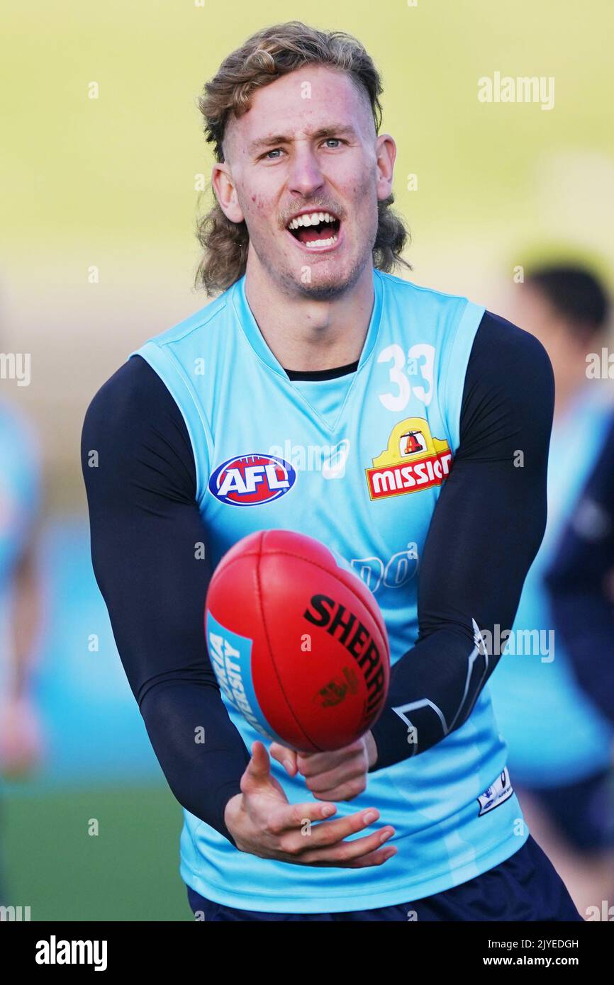 Aaron Naughton des Bulldogs court avec le ballon lors d'une séance d ...