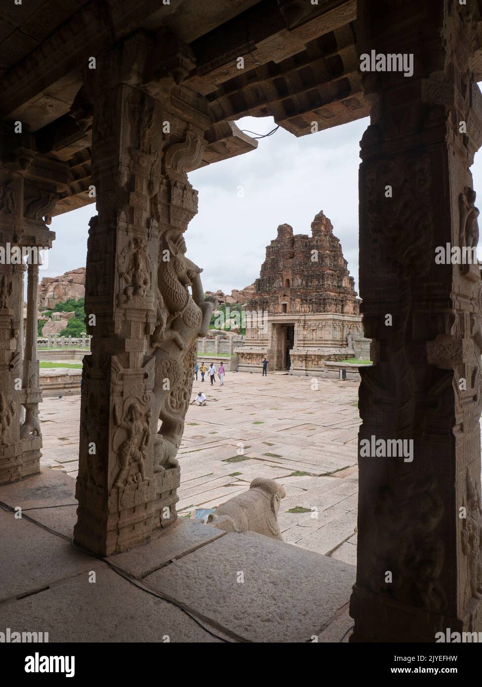 Piliers décoratifs et magnifiquement sculptés de Kalyana Mandapa dans ...