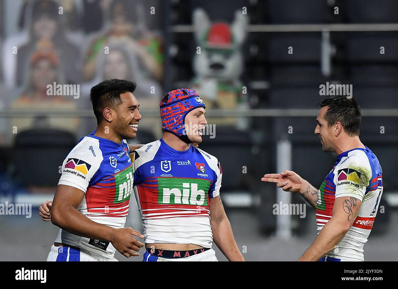 Kalyn Ponga des Chevaliers célèbre avec ses coéquipiers Hymel Hunt (à ...