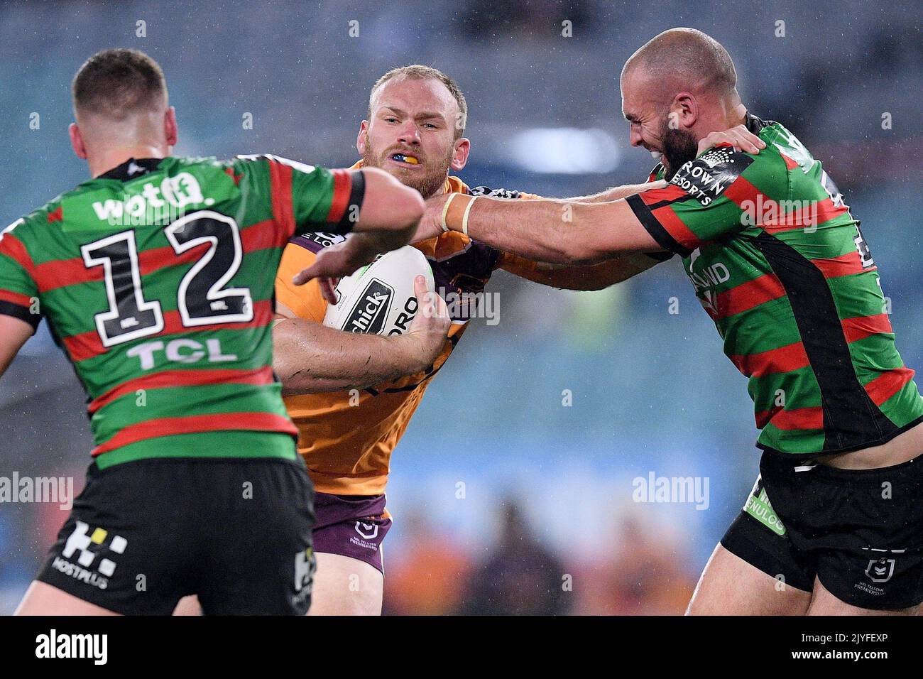 Matt Lodge of the Broncos paumes d'un attachon par Mark Nicholls des ...