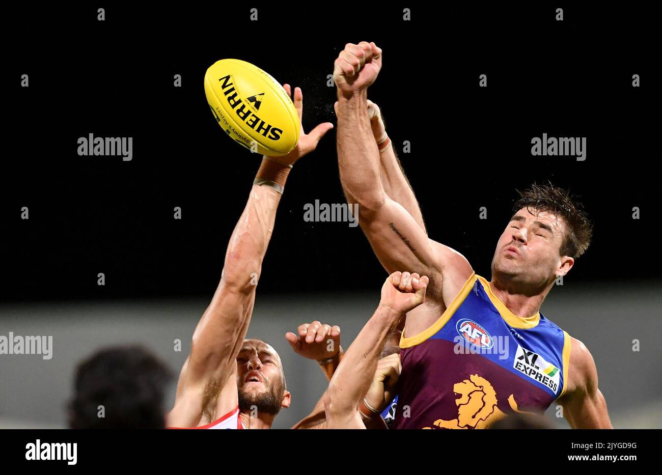 Grant Birchall (à droite) des Lions en action pendant le match de la ...