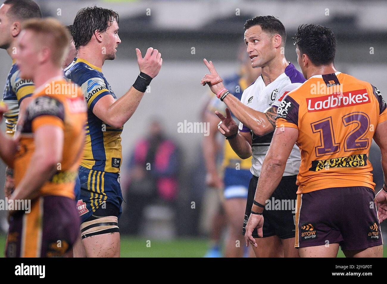 Clint Gutherson des Eels remonstrate avec l'arbitre Henry Perenara ...