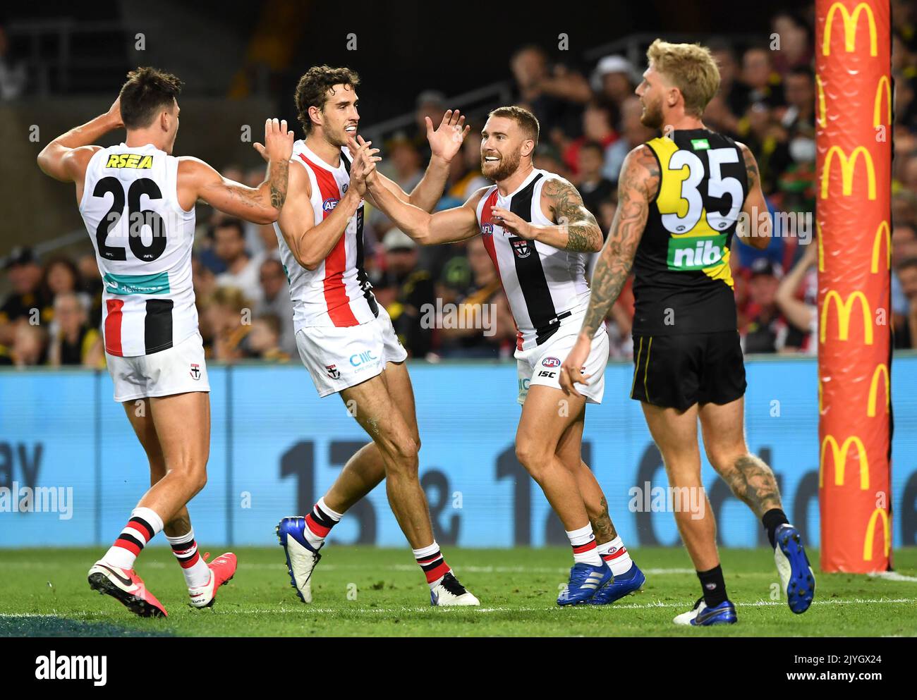 Dean Kent des Saints (à droite) célèbre après avoir lancé un but lors ...