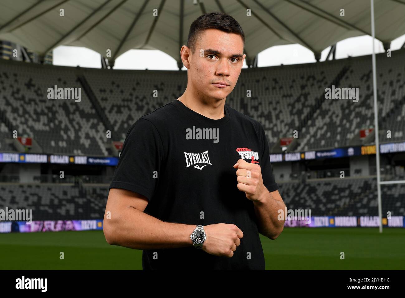 Austral;ian boxer Tim Tszyu pose pour une photo à la suite d'une ...