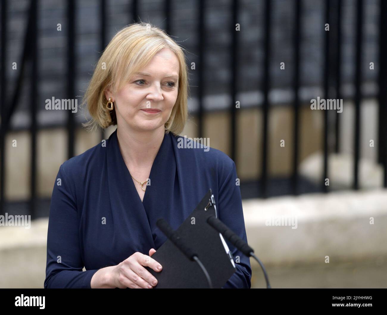 Liz Truss arrivant à Downing Street pour faire son premier discours en ...