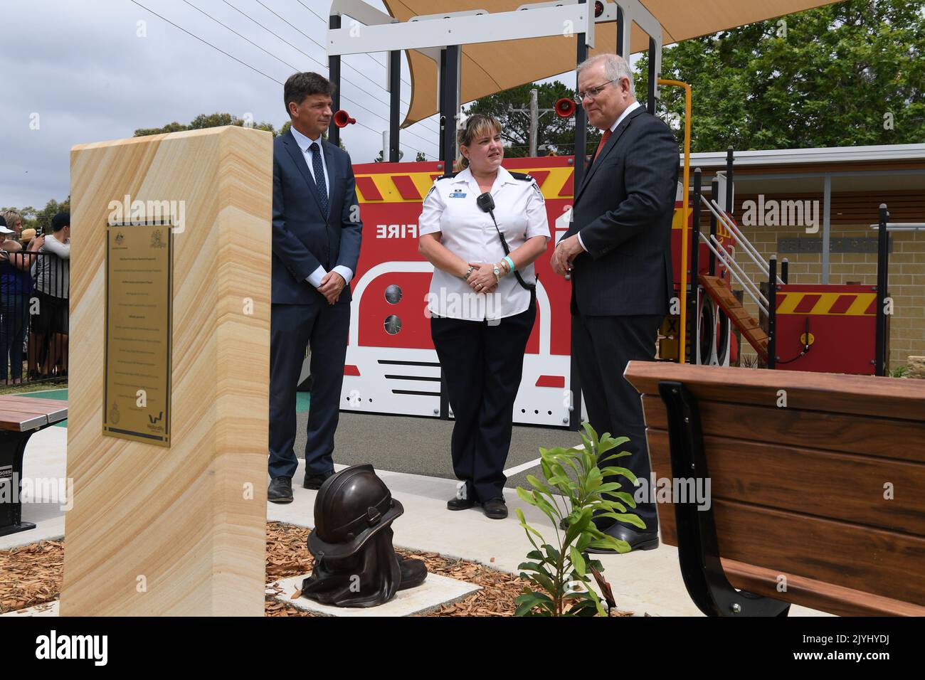 Le Premier ministre Scott Morrison avec Kim Hill de la RFS Buxton et ...