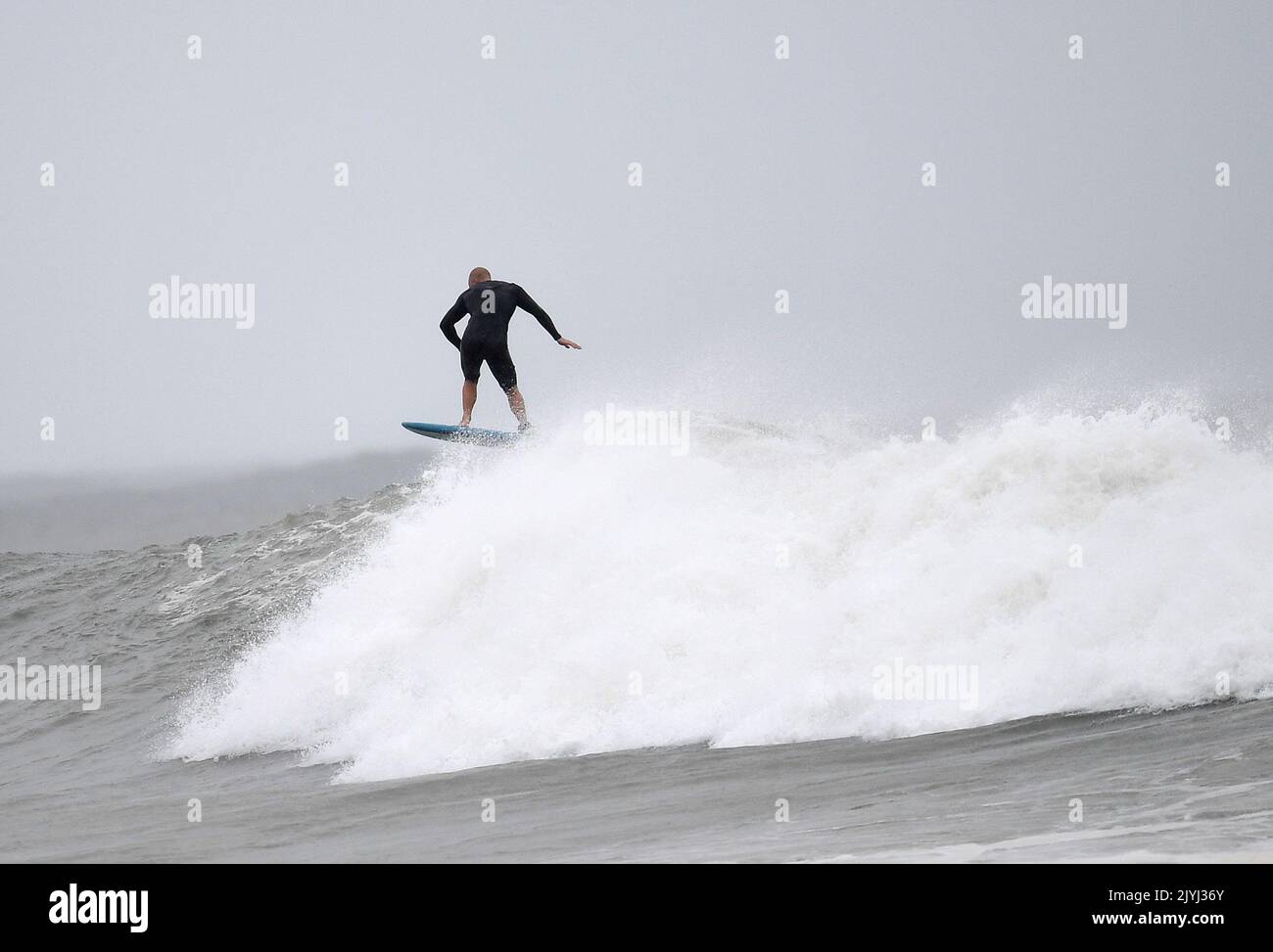 Un surfeur profite des conditions de surf sauvages à Snapper Rocks sur ...