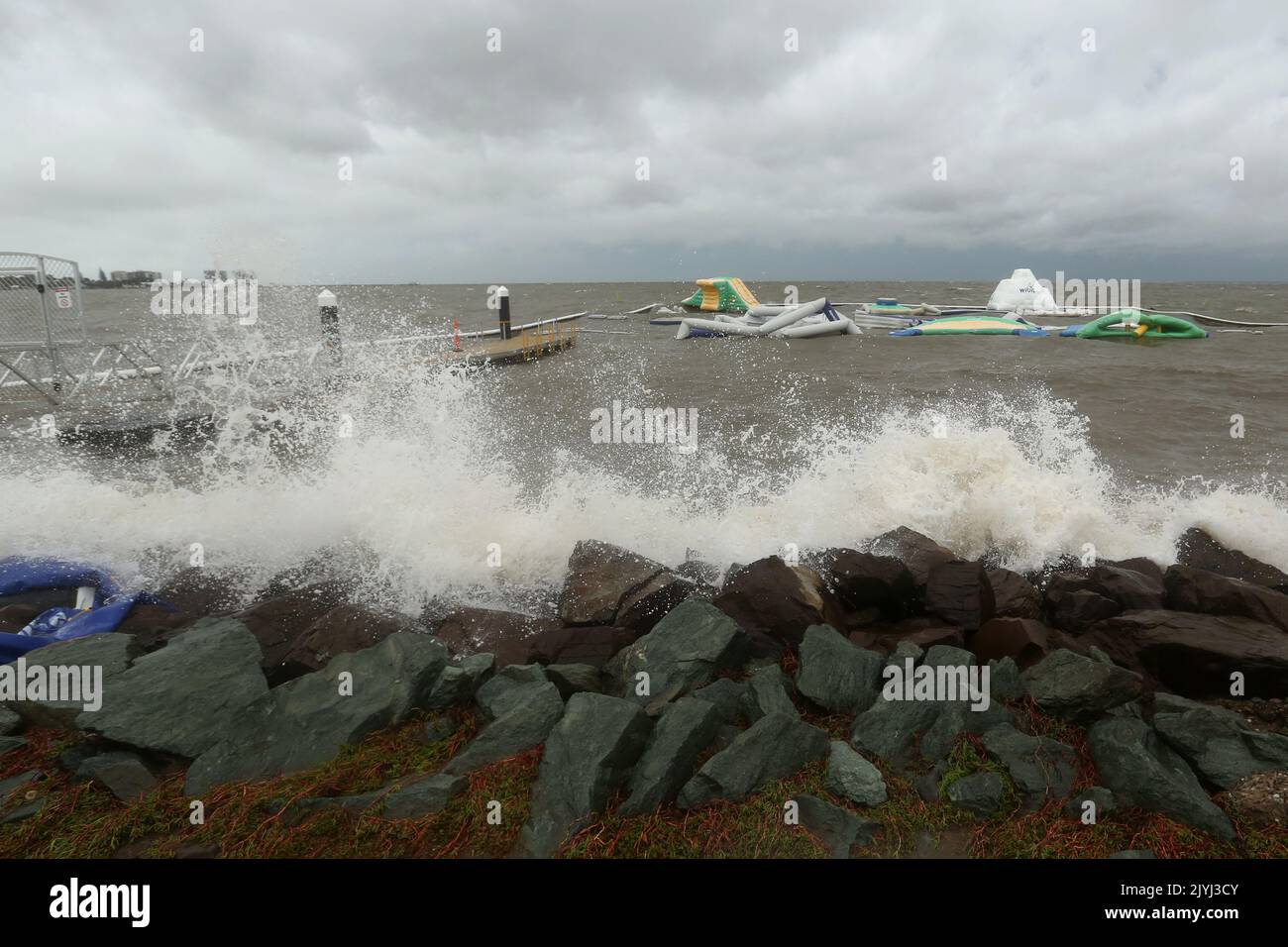 Le parc aquatique Aqua Splash est visible par temps humide au-dessus de ...