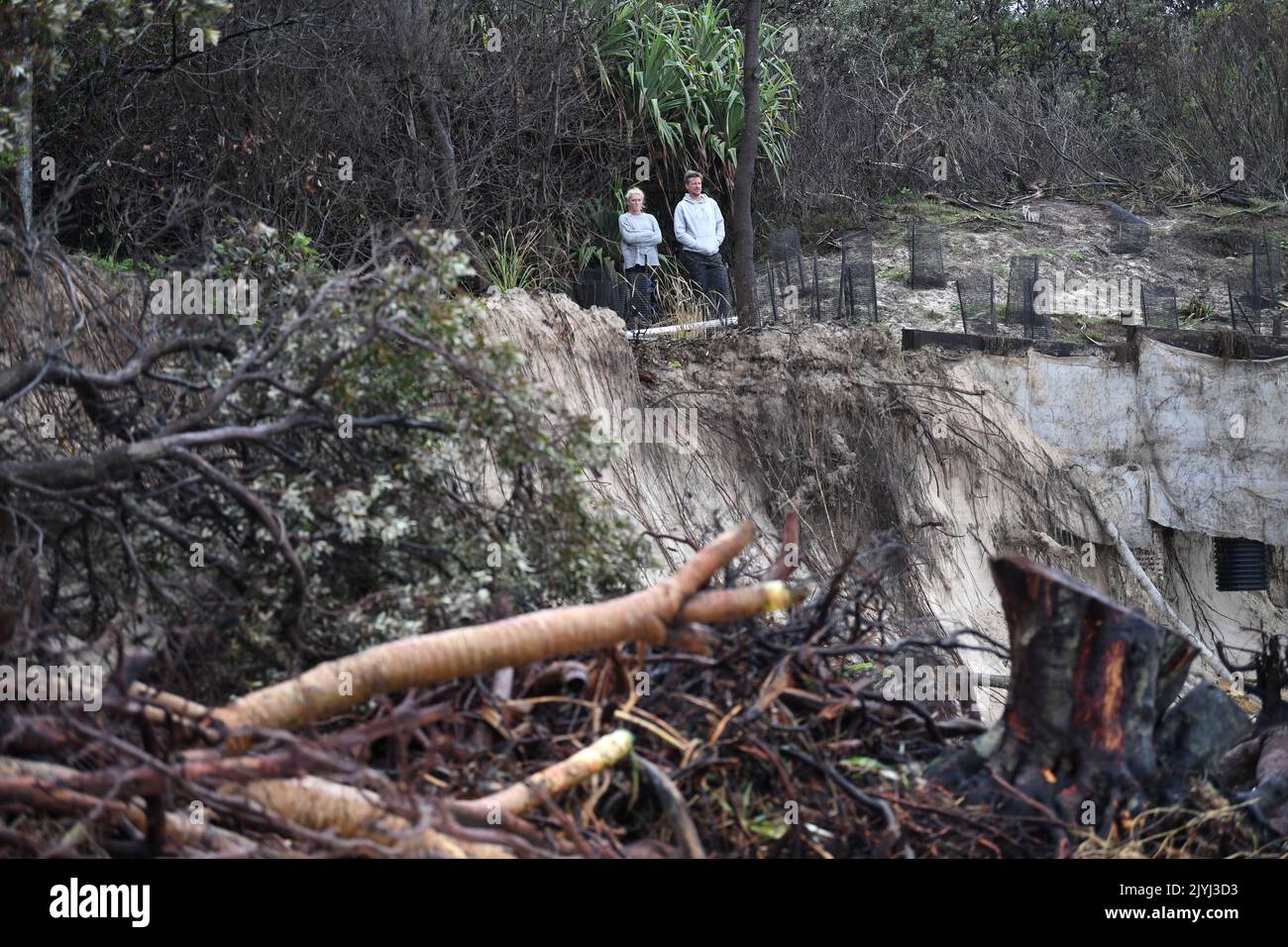 Les habitants de la région inspectent les dommages causés par l'érosion à la plage de Clarkes à ...