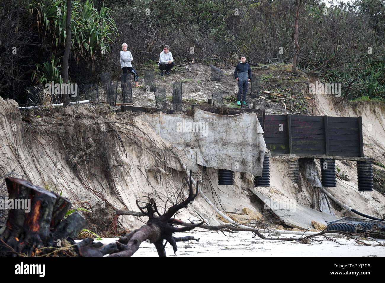 Les habitants de la région inspectent les dommages causés par l'érosion à la plage de Clarkes à ...