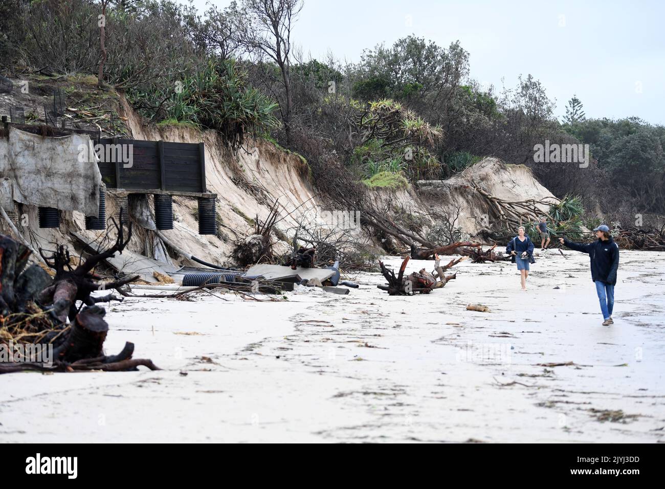 Les habitants de la région inspectent les dommages causés par l'érosion à la plage de Clarkes à ...