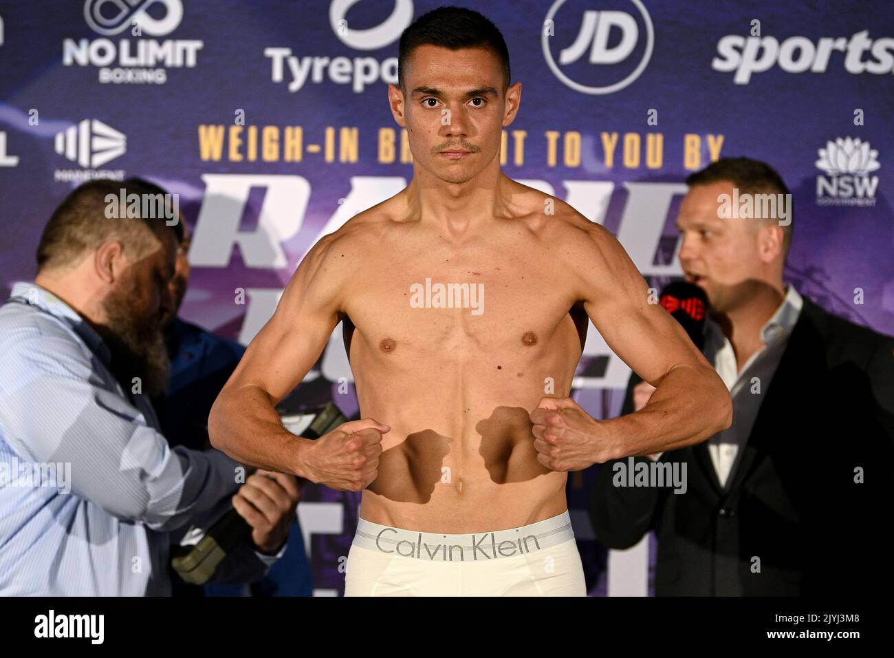Le boxeur australien Tim Tszyu se met sur la balance lors du combat de ...