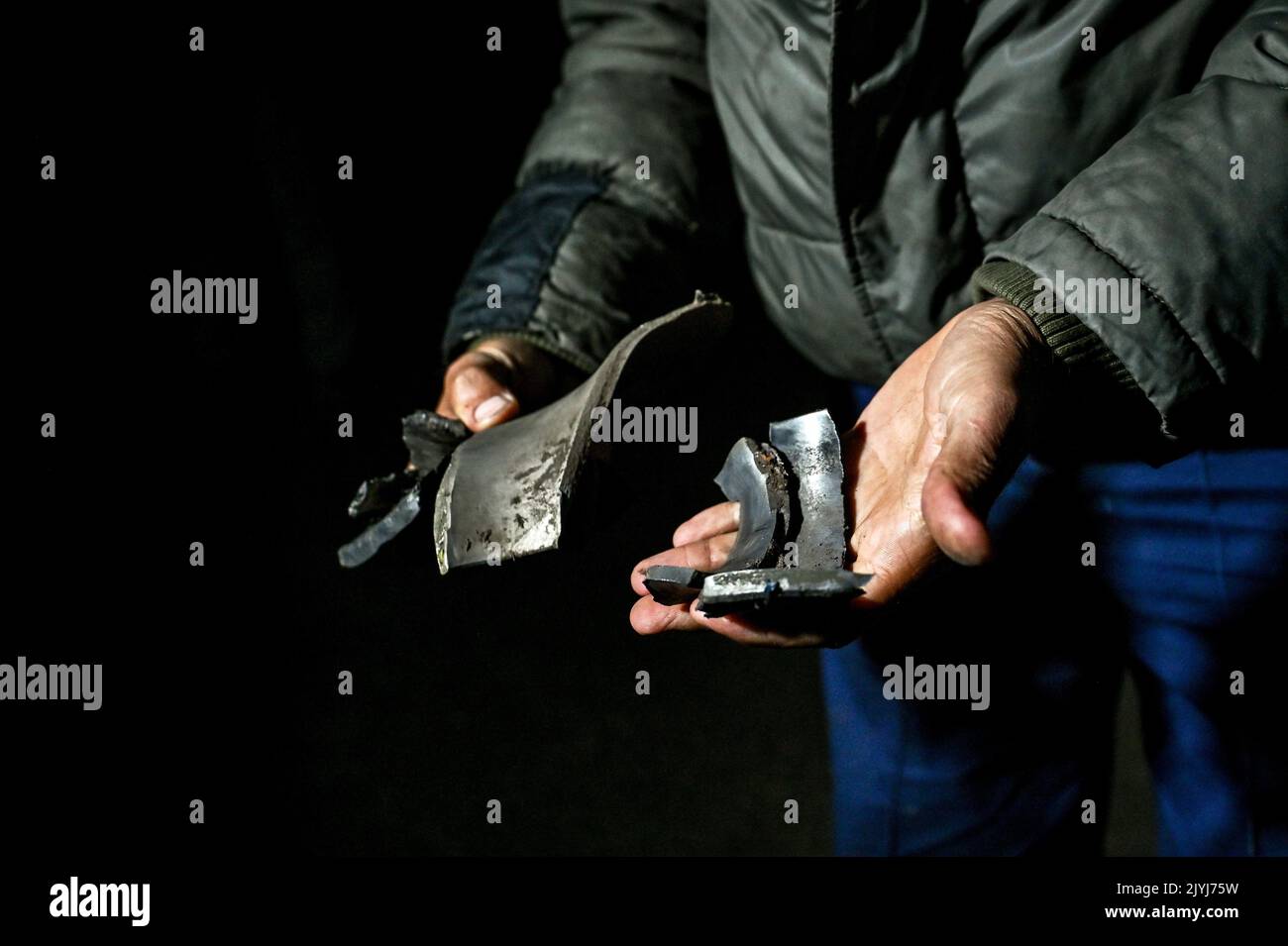 MALA TOKMACHKA, UKRAINE - 7 SEPTEMBRE 2022 - résident local et témoin ...