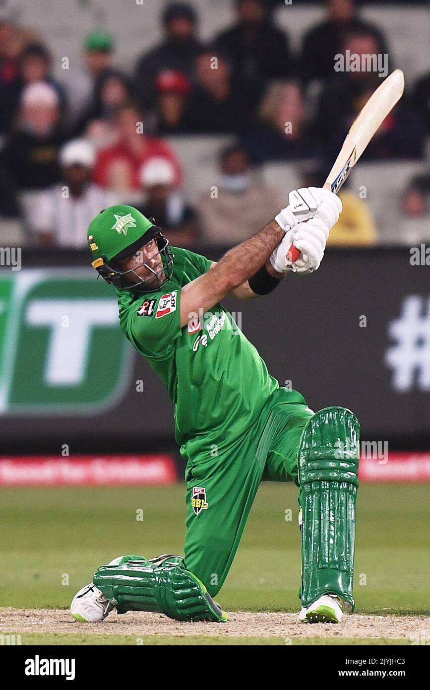 Glenn Maxwell des étoiles atteint le ballon pour six lors du match de ...