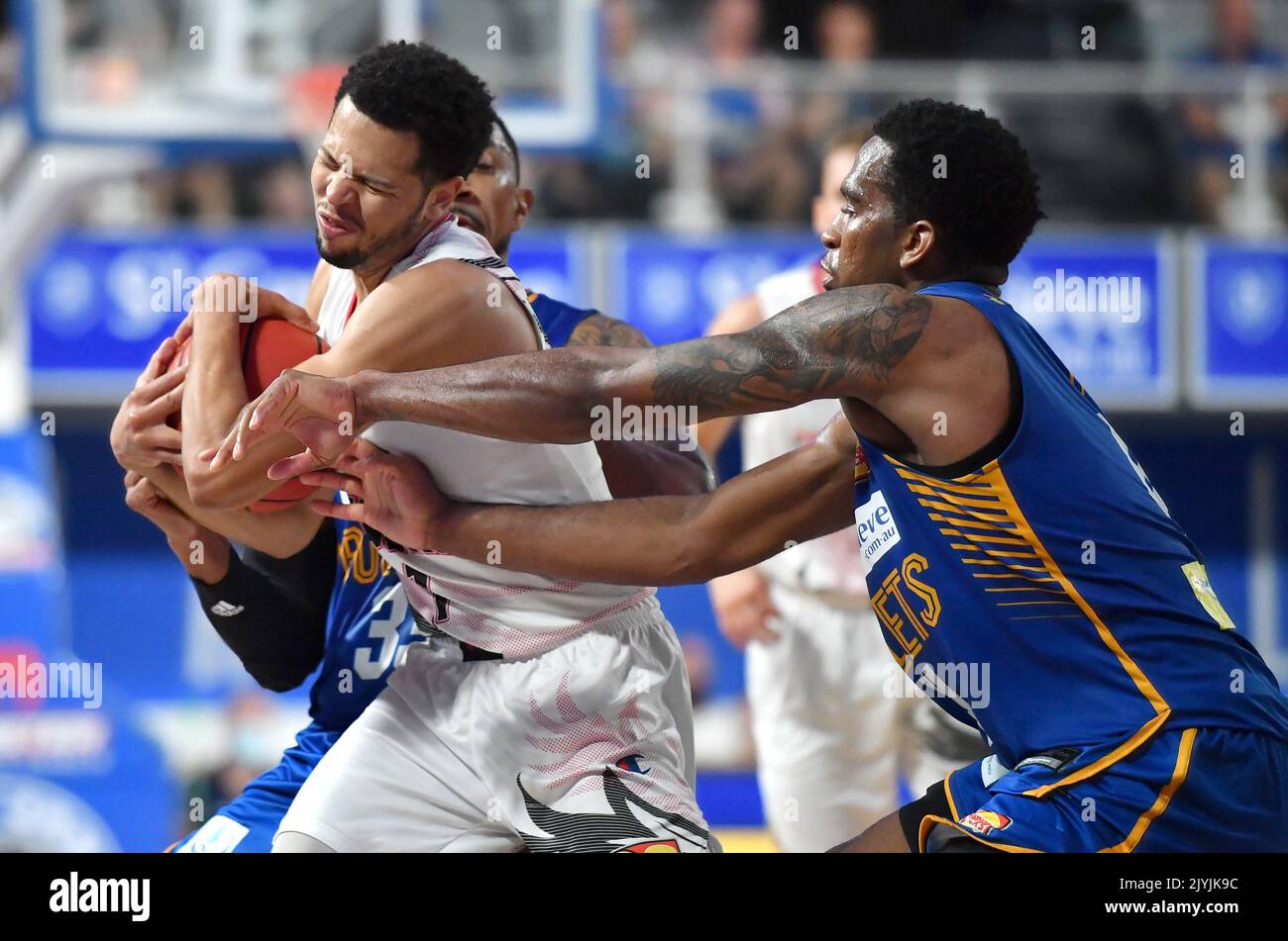 Tyler Harvey (à gauche) des Hawks est en compétition pour le bal contre ...