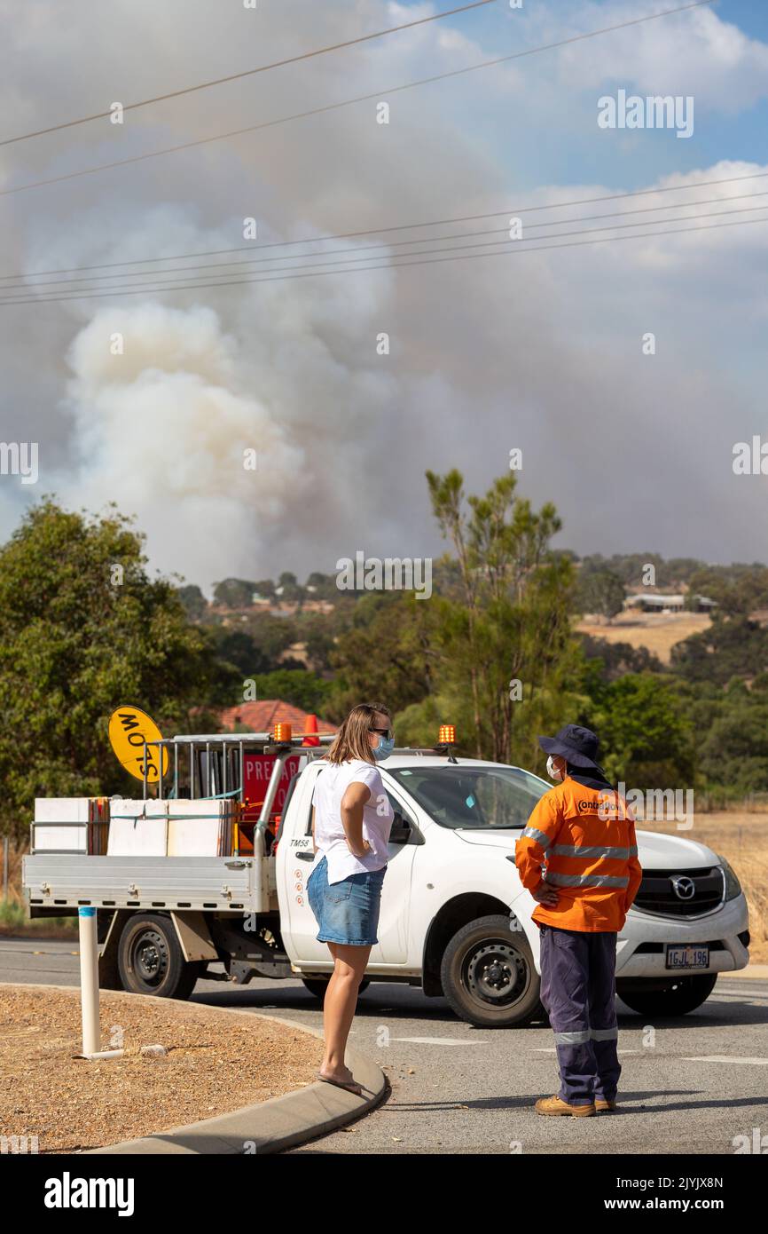Un résident parle au personnel d'un barrage routier du chemin Haddrill ...