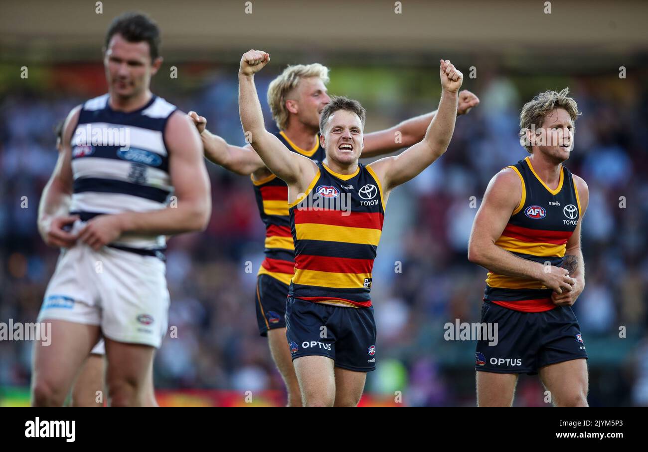 James Rowe of the Crows célèbre la victoire avec ses coéquipiers Billy ...