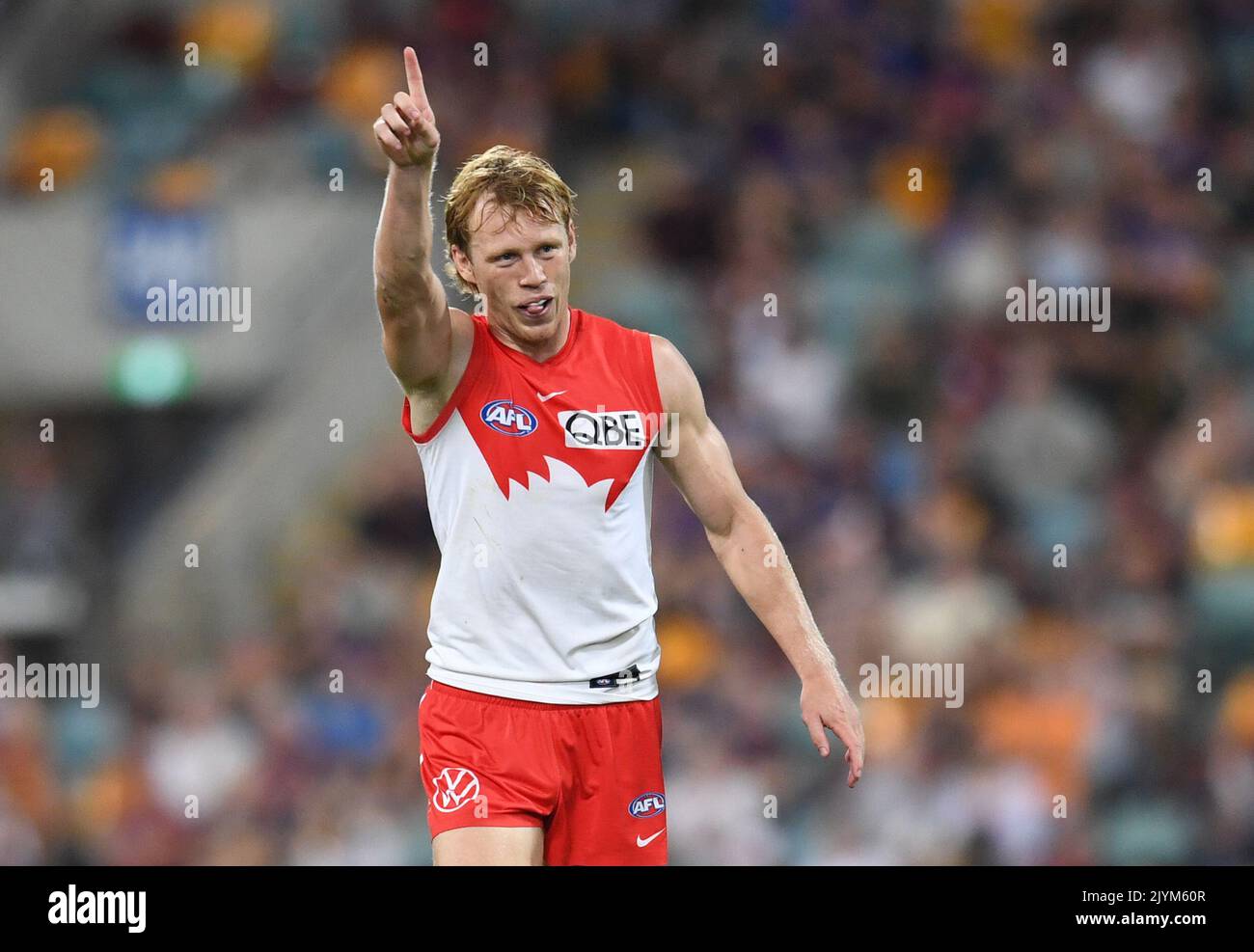 Callum Mills of the Swans célèbre la réalisation d'un but lors du match ...