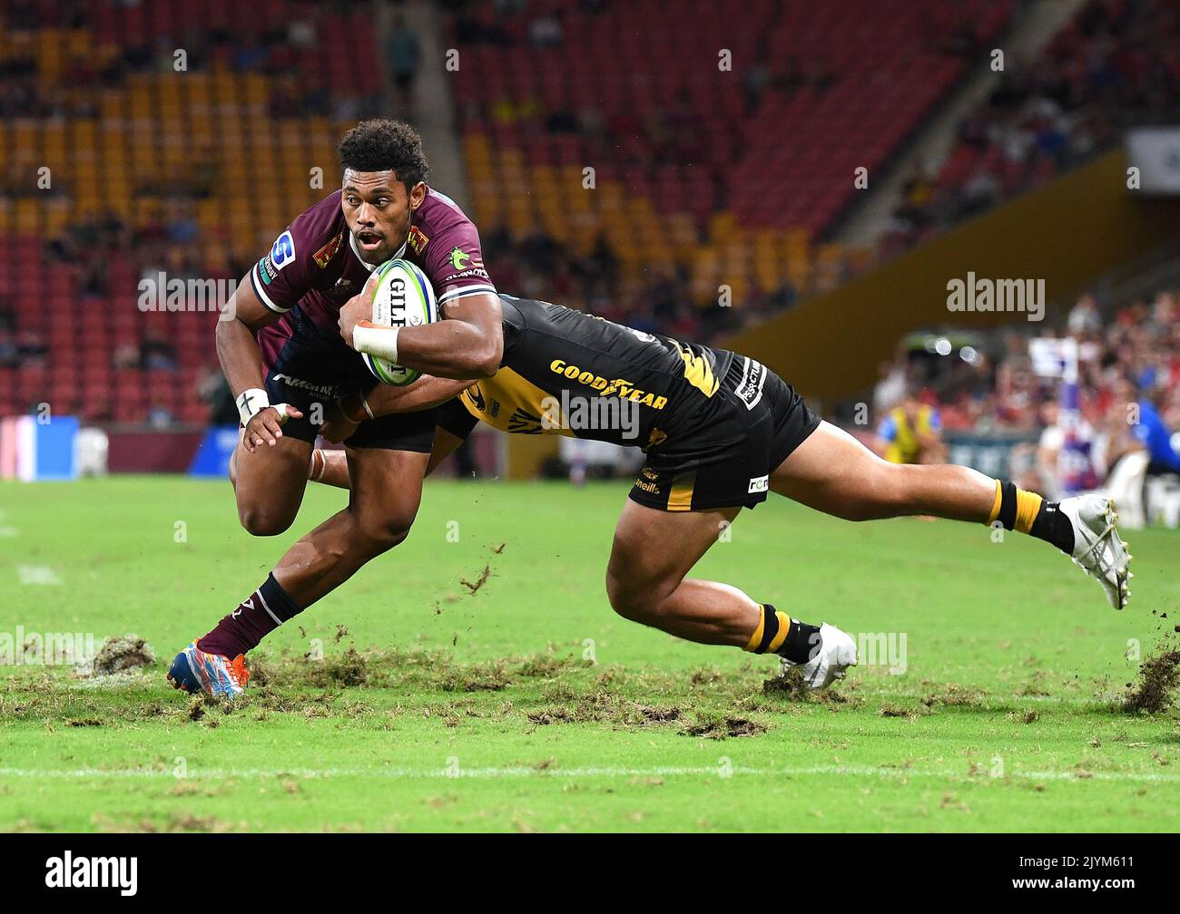 Ilaisa Droasese des Reds (au centre) se voit refuser un essai par Henry ...