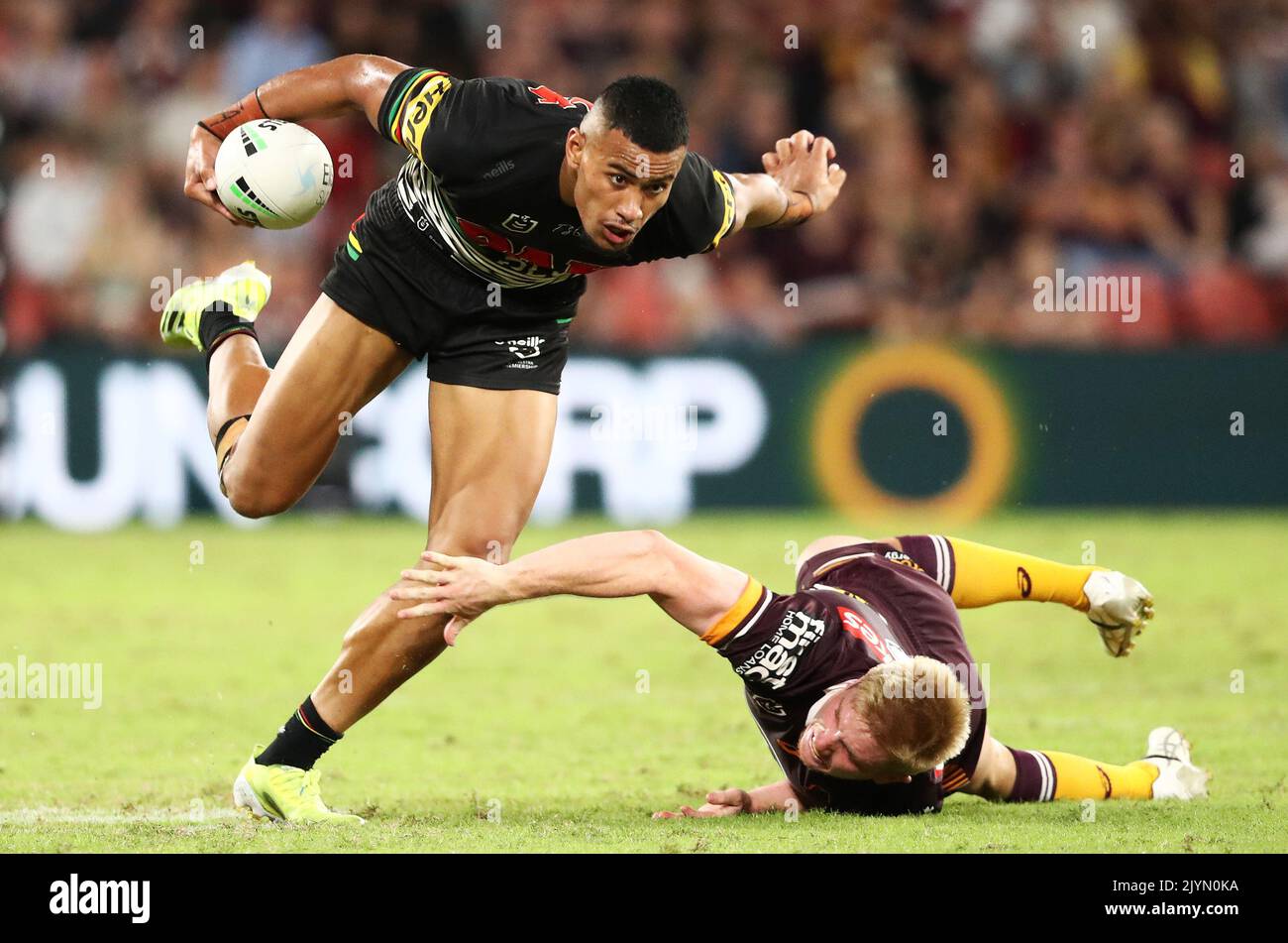 Stephen Crichton des Panthers brise l'attaque de Tom Dearden lors du ...