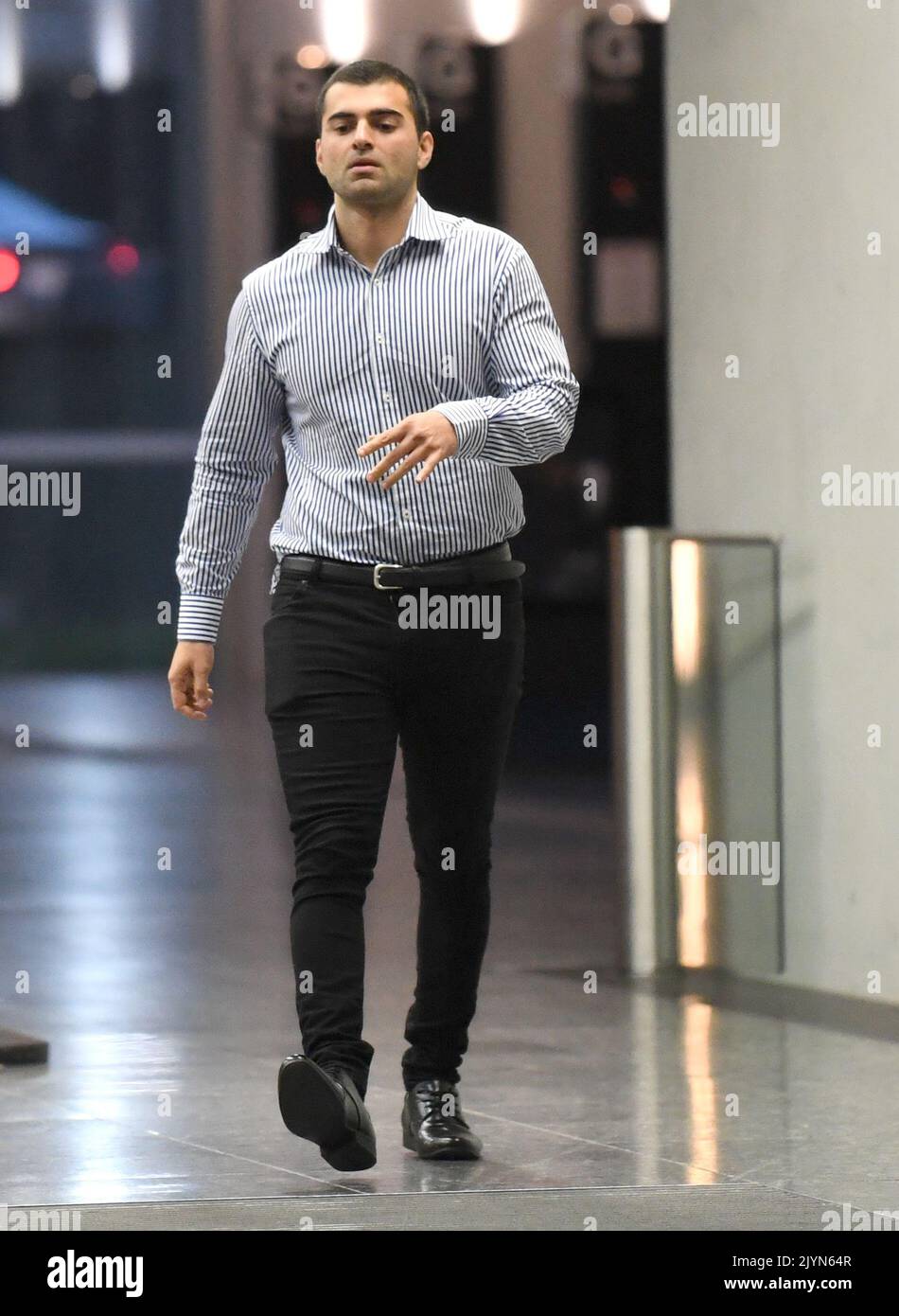 Ali Ebrahimi est vu quitter le tribunal de district de Brisbane jeudi ...