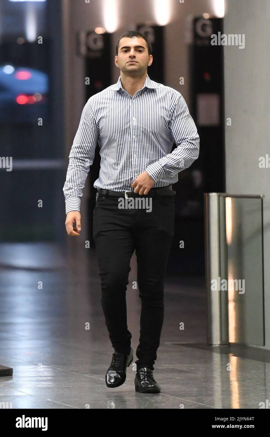 Ali Ebrahimi est vu quitter le tribunal de district de Brisbane jeudi, 22 avril 2021. Ali ...