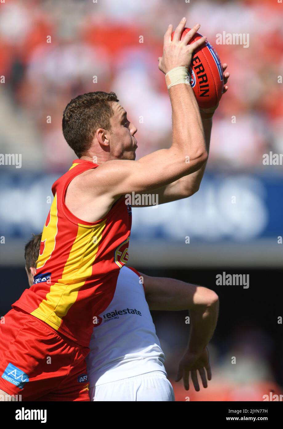 Josh Corbett des Suns prend une marque avant de donner un coup de pied à un but lors du match de ...