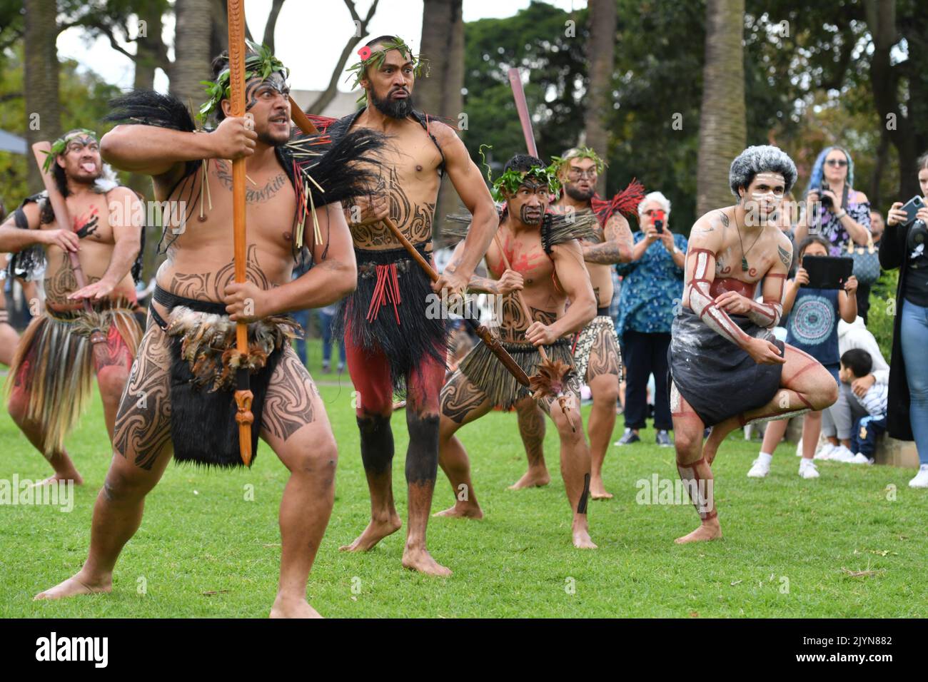 Les Maoris de Nouvelle-Zélande exécutent un haka lors d'un service de ...