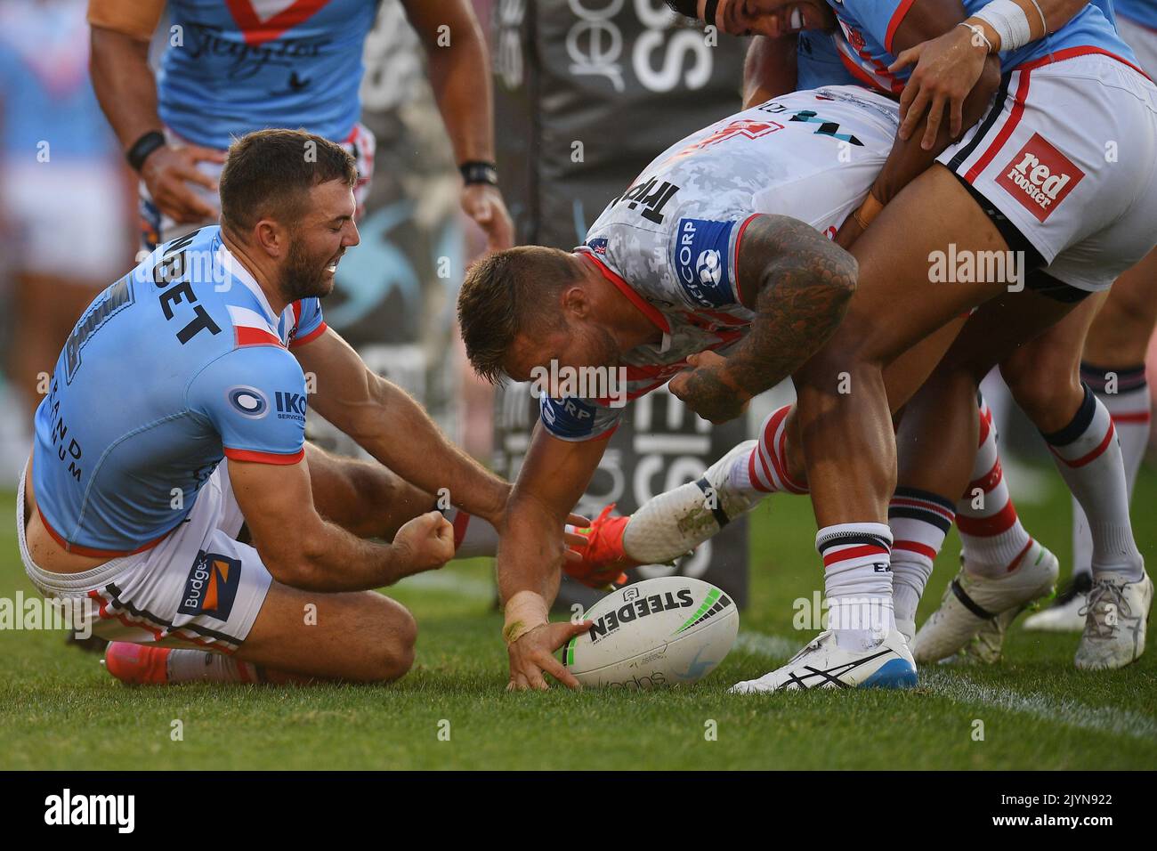 Tariq Sims of the Dragons marque un essai lors du match de la série 7 ...