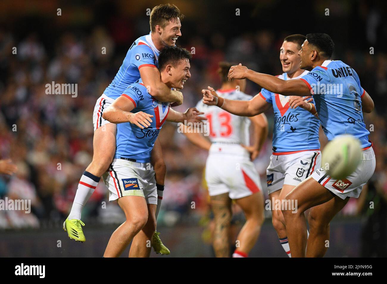 Joseph Manu des Roosters célèbre son essai avec Sam Verrills, Daniel ...