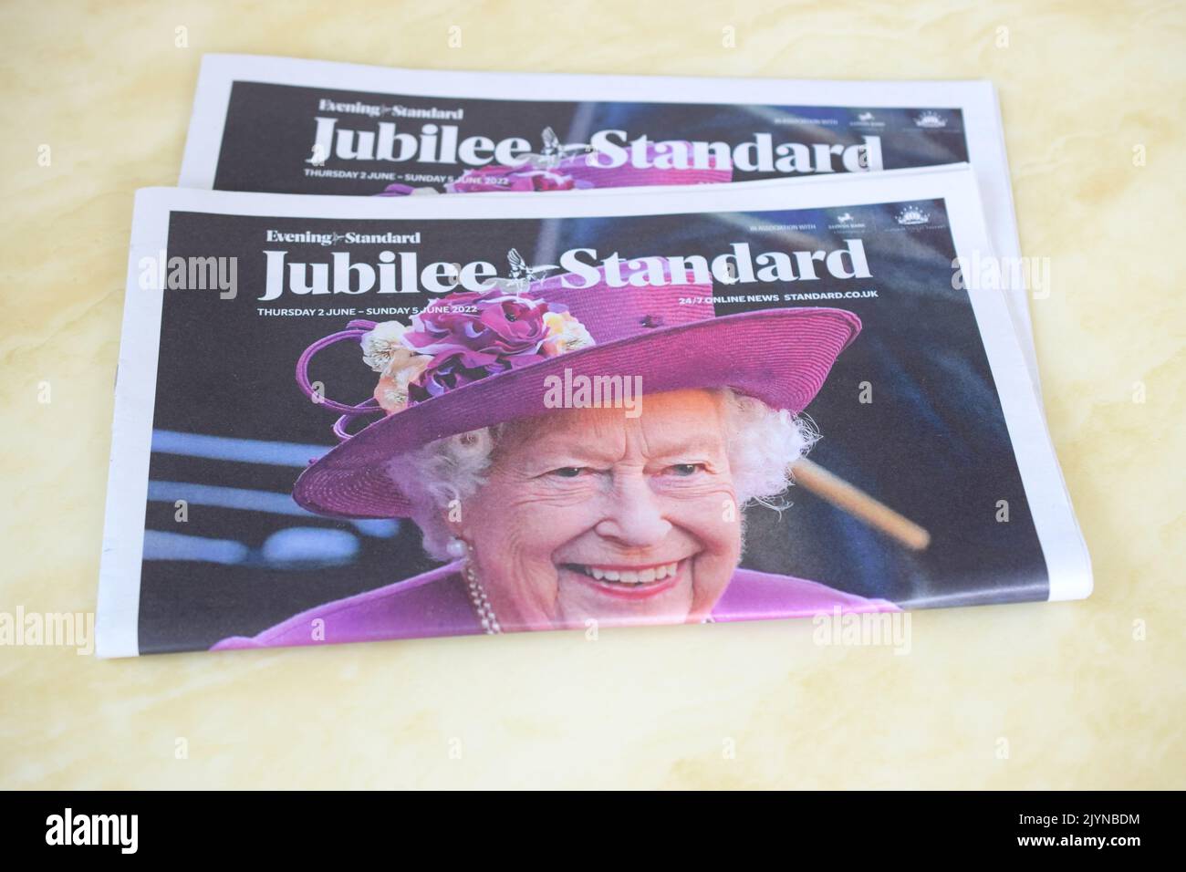 Journal standard du soir avec portrait de la reine Elizabeth sur la ...