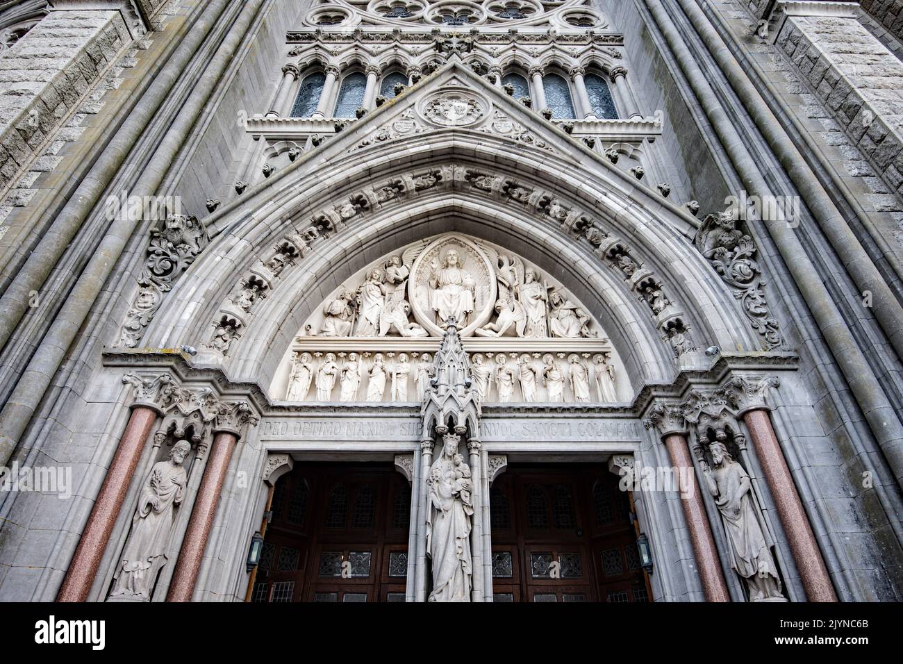 L'entrée principale de la cathédrale de Cobh, connue sous le nom de ...