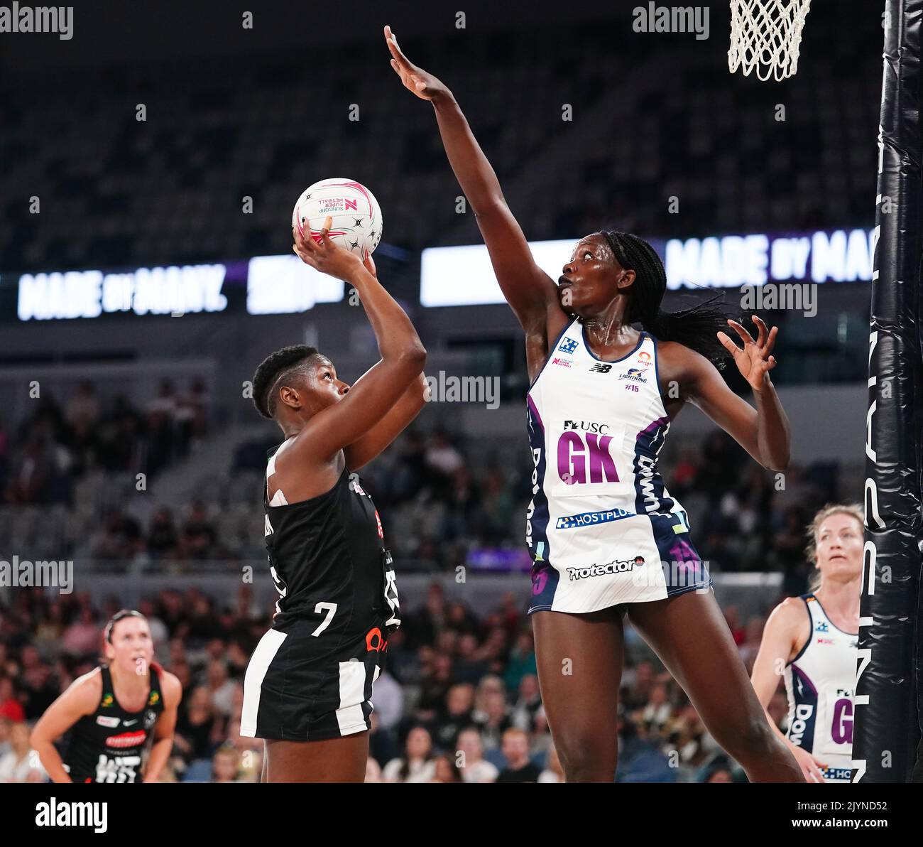 Shimona Nelson des Magpies et Phumza Maweni de la foudre concourent ...