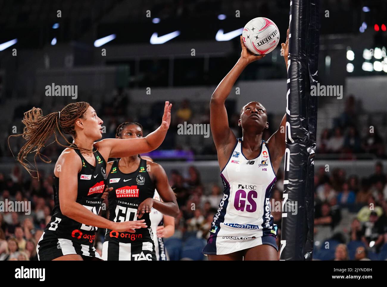 Peace Proscovia of the Lightning est en compétition pour le ballon lors ...