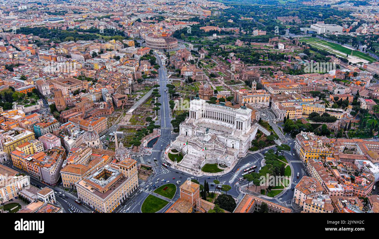 Vue aérienne de l'autel de la Fatherland par la Piazza Venezia et le ...