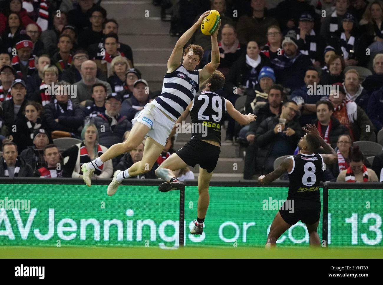 Gary Rohan des Cats marque le ballon lors du match de la série 9 de l ...