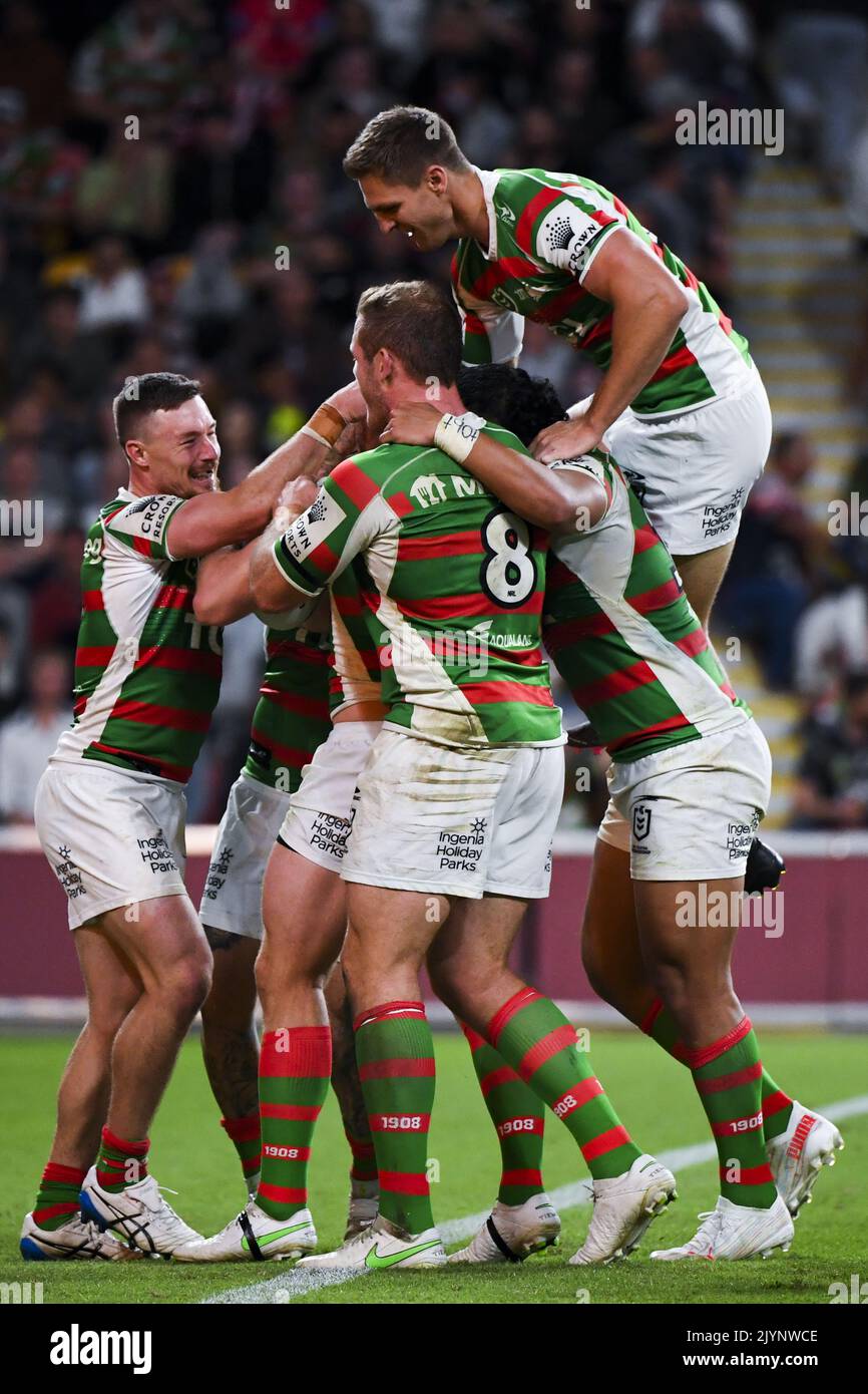 Jai Arrow des Rabbitohs fête avec ses coéquipiers après avoir marqué un ...