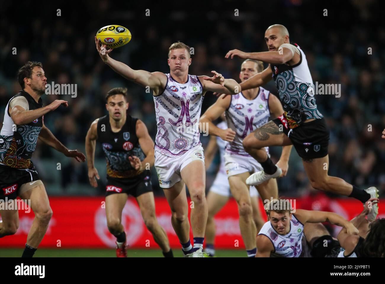Josh Treacy, des Dockers, élude Travis Boak et Sam Powell-Pepper of the ...