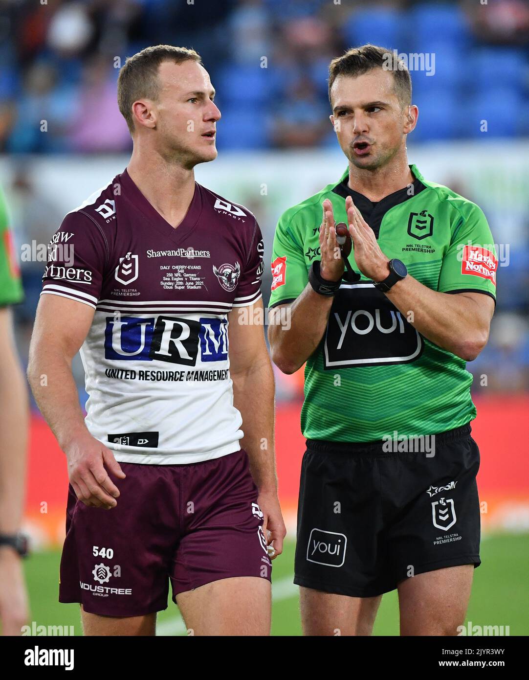Daly Cherry-Evans (à gauche) des aigles de mer est vu parler à l ...