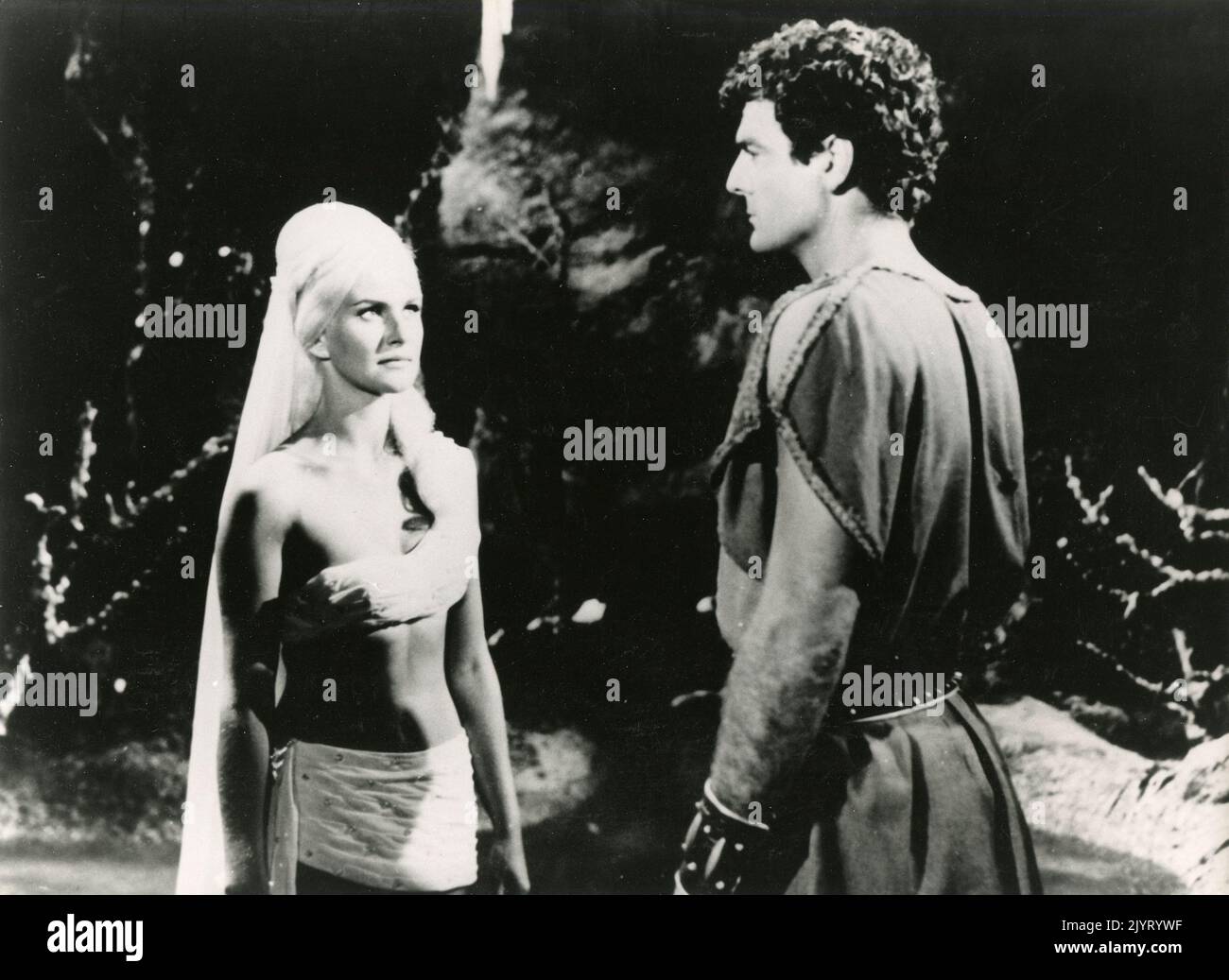 L'actrice Susanne Loret et l'acteur Bob Mathias dans le film Minotaur ...