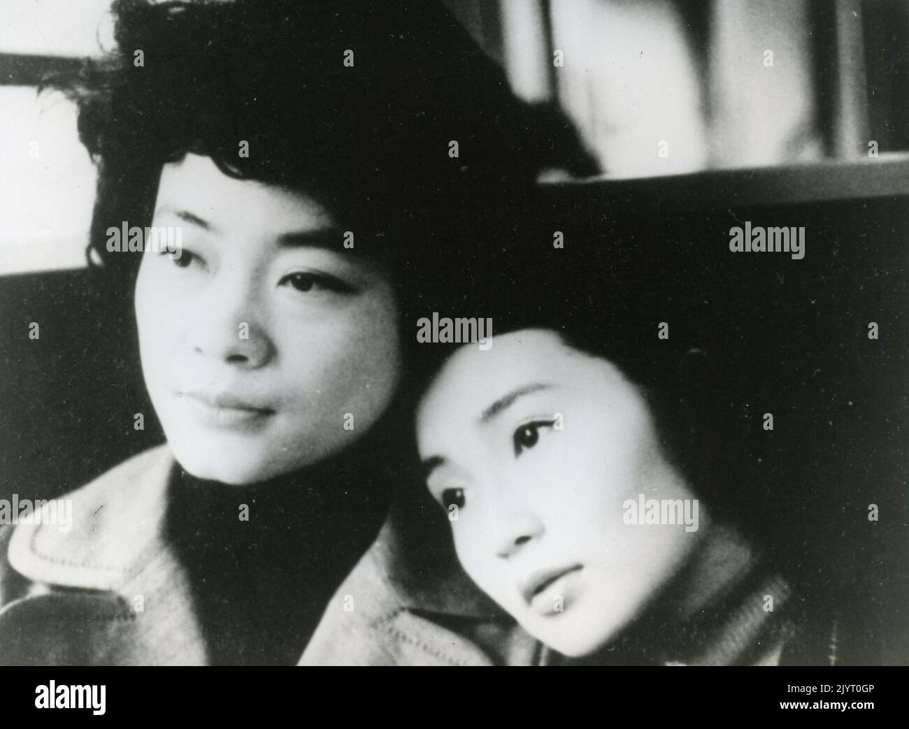 Les actrices lu Shao-fen et Maggie Cheung dans le film Song of the exil ...
