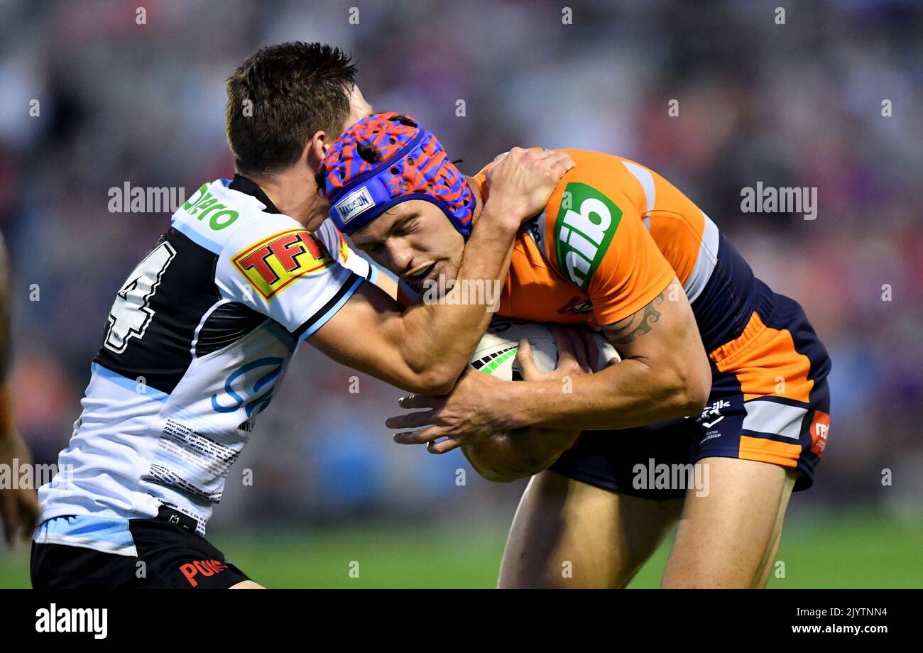 Kalyn Ponga (à droite) des Chevaliers est attaqué par Luke Metcalf (à ...