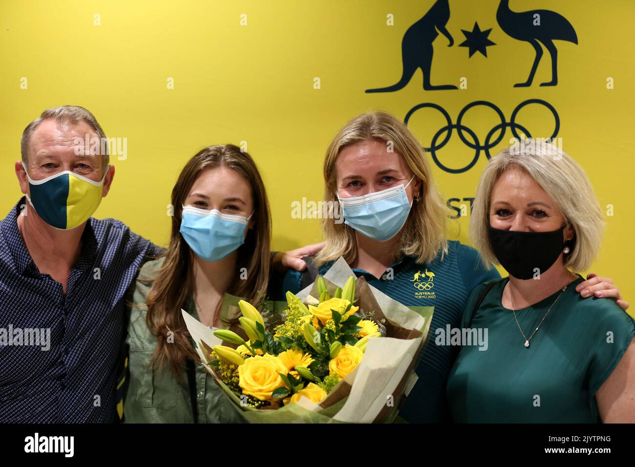 Le nageur Ariarne Titmus est vu avec ses parents Steven (L) et Robyn (R ...