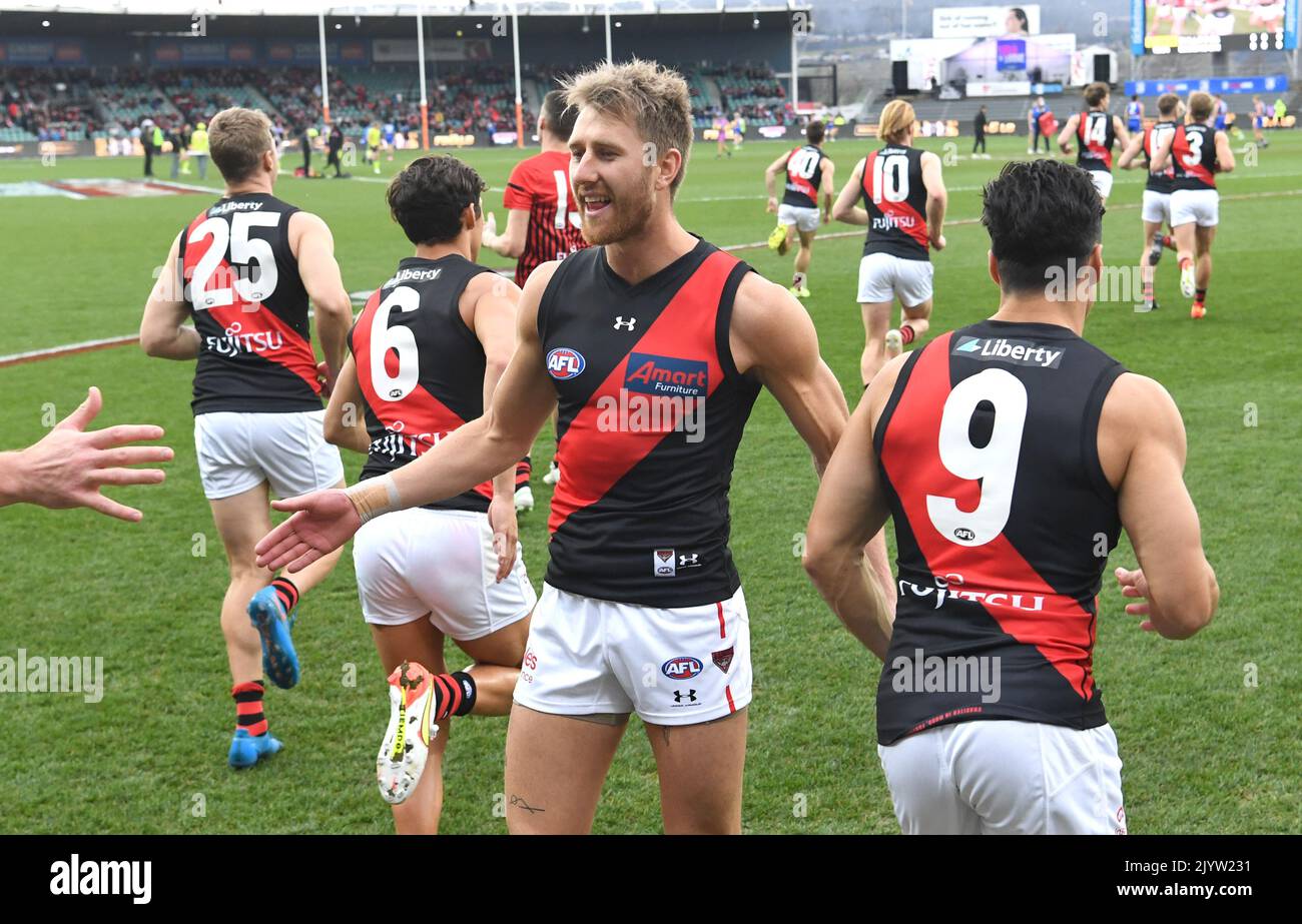 Dyson Heppell (au centre) des bombardiers est vu avec son équipe qui se ...