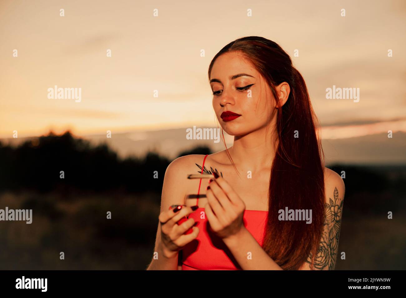 Femme qui fume un joint Banque de photographies et d’images à haute ...