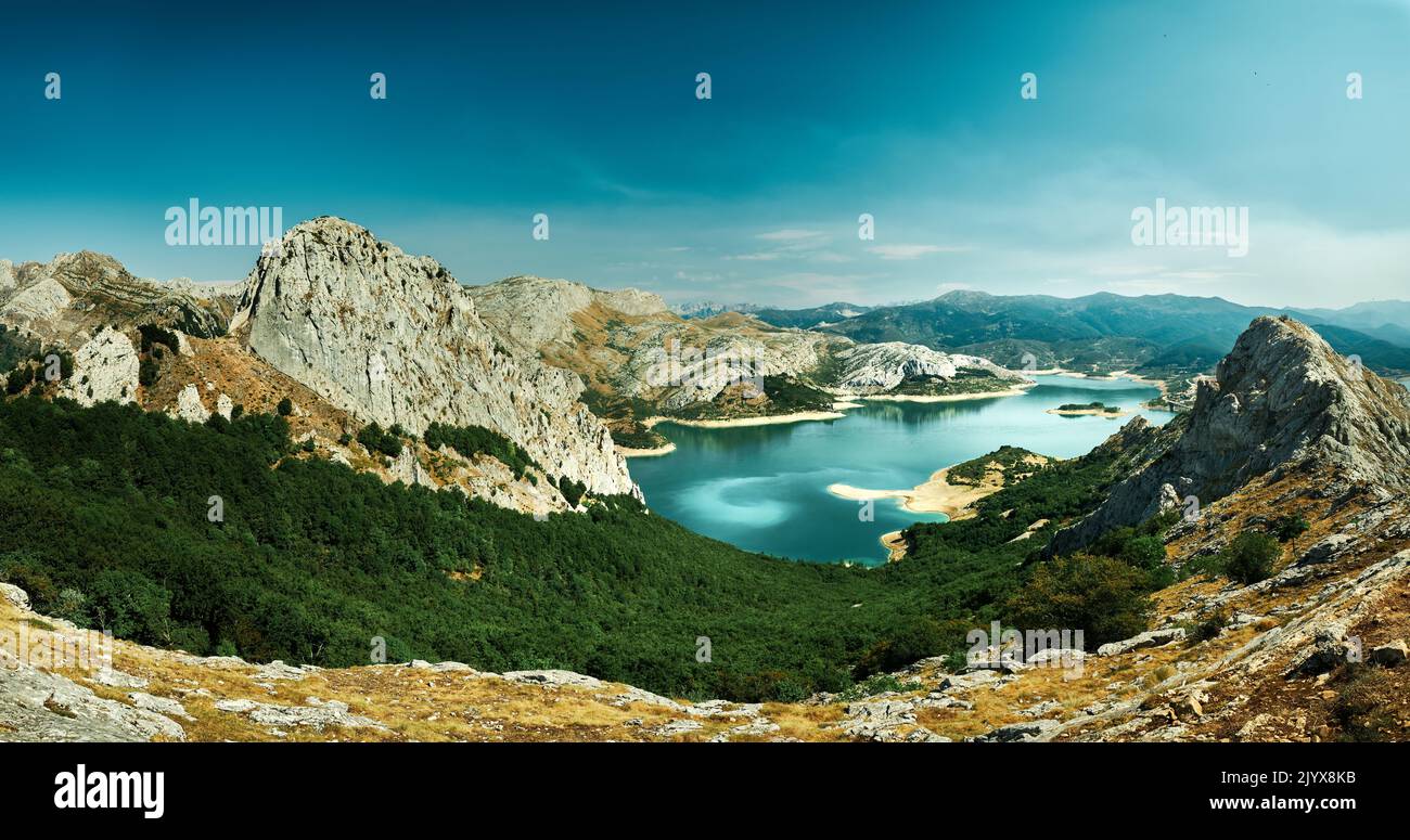 vue panoramique du réservoir de riaño depuis le pic de gilbo ...