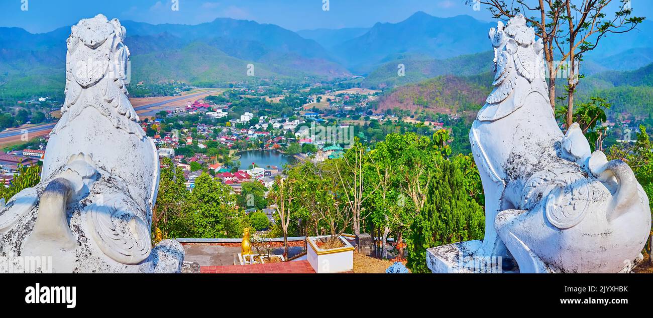 Vue panoramique avec les lions de Chinthe (Singha) du temple Wat ...